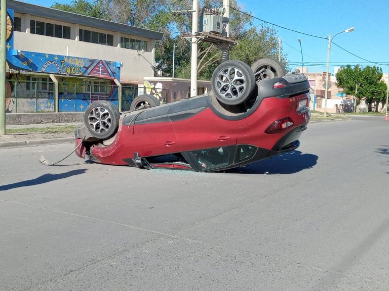 Encandilada por el sol chocó y volcó en el exterior de la Escuela 128º ...