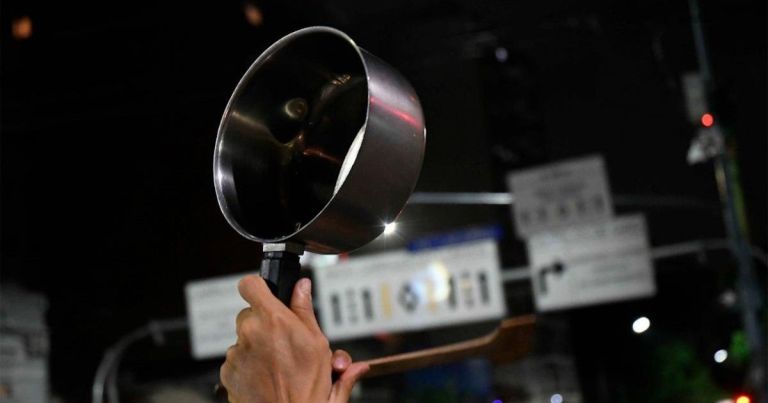 Cacerolazo en Roca luego del DNU anunciado por Milei - RocaNoticias.com