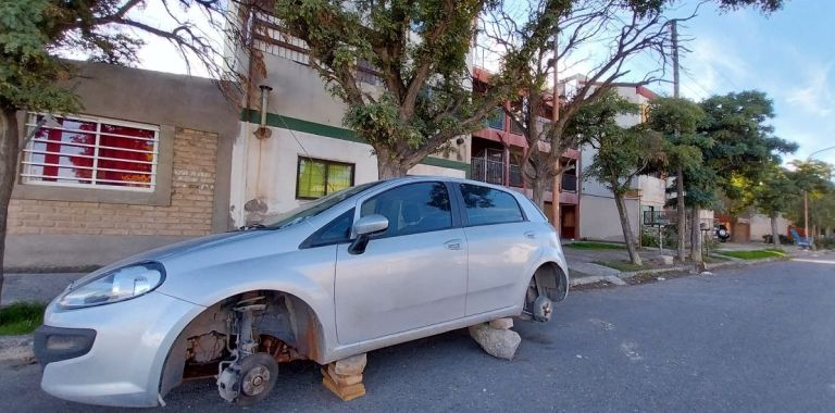 Le dejaron el auto sin ruedas a metros de una comisaría | ANR ...