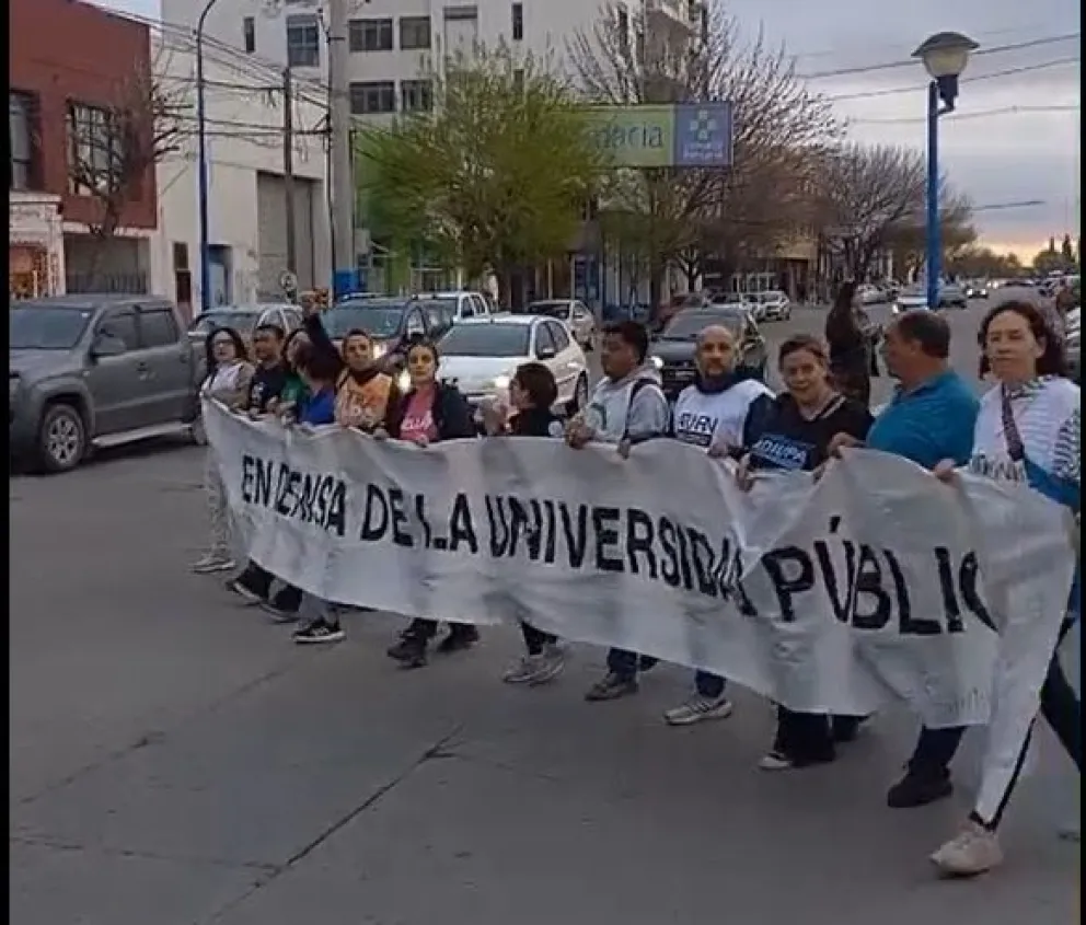 Marcha federal universitaria en Roca: más de 5.000 personas recorren el centro de la ciudad | ANR