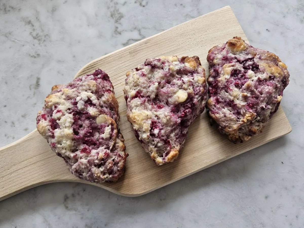 Paso a paso para hacer scones de frambuesa y chocolate blanco para la ...